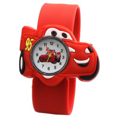 Cina Orologio sveglio adorabile dei bambini del quarzo del silicone con il logo su misura quadrante a forma di automobile in vendita