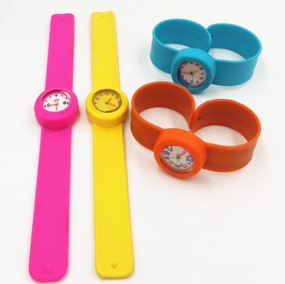 Cina Braccialetto di orologio di schiaffo del silicone di Personised di modo con il movimento del quarzo del Giappone in vendita