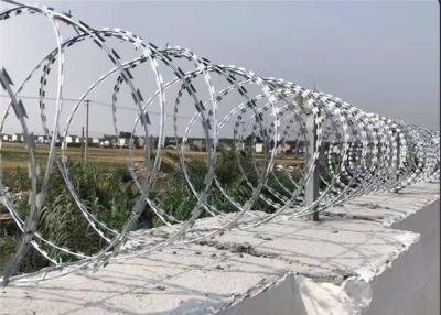 China Bto-22 Coil Barbed Wire Galvanized Razor Dia 600 Mm On Ships For Anti Piracy zu verkaufen
