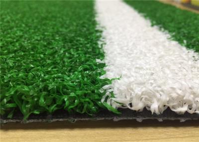 Cina Breve erba artificiale riccia per il campo da giuoco della palla del portone. 20mm 7600d, campo sportivo ad alta densità e verde oliva di green+white in vendita