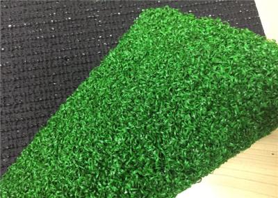 Cina Breve erba artificiale riccia per il campo da giuoco della palla del portone. 20mm 7600d, campo sportivo ad alta densità e verde oliva di green+white in vendita