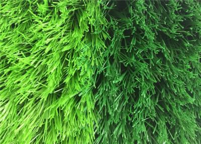 Cina il tappeto erboso artificiale U di calcio dell'erba di calcio di falsificazione 13000Dtex modella il filato Emerald Green Field Green in vendita