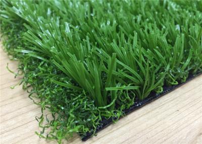 Cina abbellimento del tappeto erboso artificiale, area di svago del campo da giuoco, ampio filato netto con i colori ricci yarn.2, verde del campo in vendita