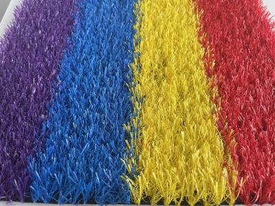 Cina bambini sintetici del parco di divertimenti del tappeto erboso del prato inglese dell'erba artificiale di sport colorati arcobaleno di 25mm in vendita