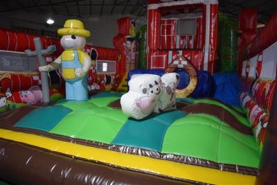 China Opblaasbare leuke stad met een boerderij als thema van PVC voor pretpark met vuurvaste glijbaan Te koop
