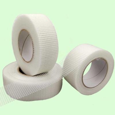 Cina nastro unito del muro a secco della vetroresina del rotolo di 20m x di 50mm per la riparazione di Gap del pannello di carta e gesso in vendita