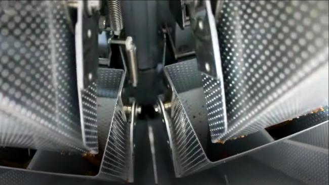 Multihead weigher in operation with product flow