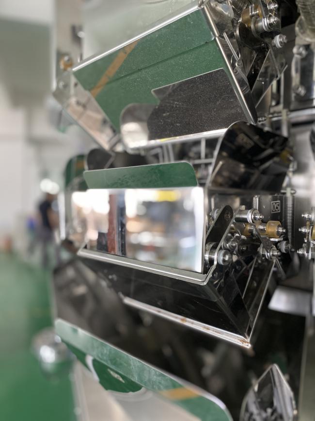 Multihead weigher machine with PVC conveying belt in operation