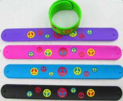 China Amazing custom logo silicone wristband with good quality for sale
