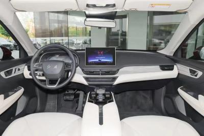 China Revolutioneer je woon-werkverkeer met Hongqi EQM-5's toonaangevende linksafrijdende elektrische SUV. Te koop