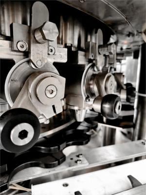 China Máquina automática de enchimento de latas de alta capacidade, 300-400 latas/min, para bebidas enlatadas for sale