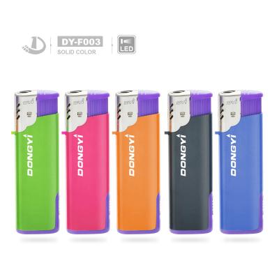 Cina Accendino di fumo a prova di vento a colori metallici a LED con corpo in plastica 7.95*2.46*1.37CM in vendita