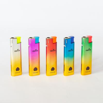 中国 ファッショナブルなデザイン Dy-F018 防風プラスチックガスライター 販売のため