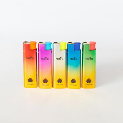 中国 ファッショナブルなデザイン Dy-F018 防風プラスチックガスライター 販売のため