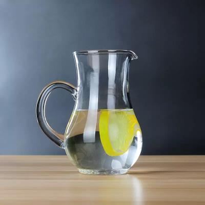 China 20oz Water Carafe Juice Measuring Pot Clear Glass Carafe Wine Decanter with Handle for sale