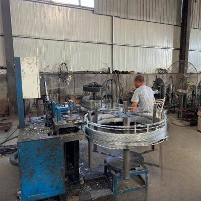 Cina Prezzo competitivo Galvanizzato Razor Bared Wire Concertina Barbed Protective Fence in vendita