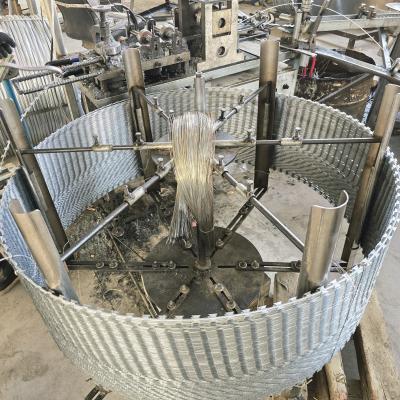 China High Quality Electric Galvanized Razor Barbed Wire BTO22 450mmx10kg Per Roll for sale