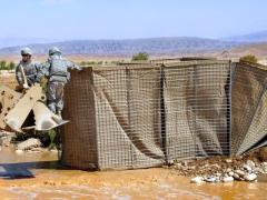 MIL1, MIL 7, MIL 10, MIL 12, MIL 19 2.74M Hochgeschüttete Geotextilien, ausgekleidet, geschweißt, Gabion Hesco-Tasche für militärische Verteidigungsbarrieren, Bastionen