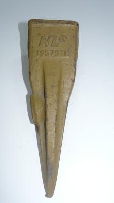China Excavator Spare Parts 205-70-19570TL PC200 Bucket Tooth Point Cast Bucket Teeth for sale
