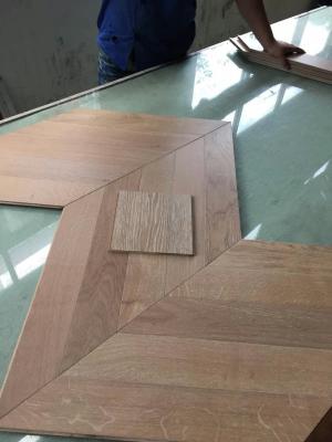 Plancher de parquetage de Chervon, parquetage de chervon de chêne ; chervon dans le parquet machiné par chêne