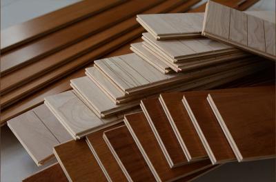 Chine la catégorie choisie Iroko a machiné le plancher en bois avec différentes taches avec la surface plane à vendre