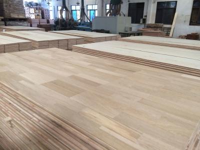 China 3 capas 3 pelan el suelo de madera dirigido del roble blanco con diversos grados en venta