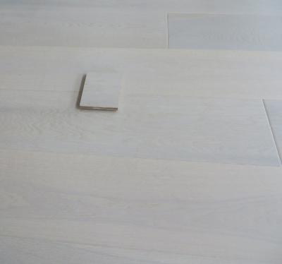 China El blanco manchó el suelo dirigido el roble ruso de la madera dura, grado superior del AB en venta