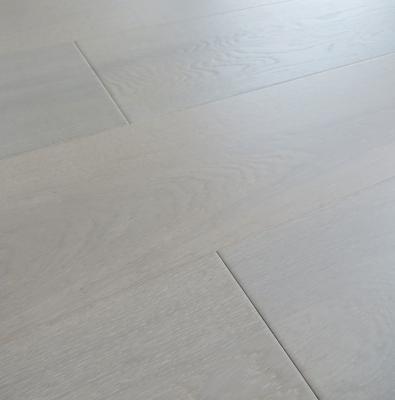 China menosprecie el suelo dirigido el roble ruso manchado blanco cepillado de la madera dura en venta