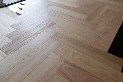 China AB Grade Engineered Red Oak Herringbone Flooring with Brushed Surface and Natural Lacquered Finish for sale