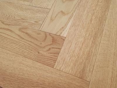 Chine Plancher en arête de poisson laqué invisible de chêne, planchers mats superbes en bois de chêne d'arête de poisson à vendre