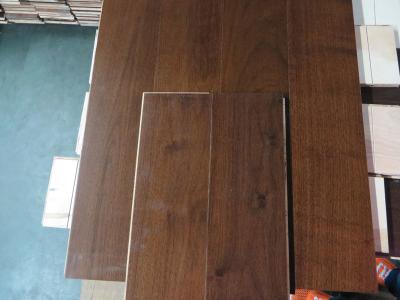 China La nuez americana manchada Latte dirigió el suelo de la madera dura con el acabamiento laqueado ULTRAVIOLETA en venta