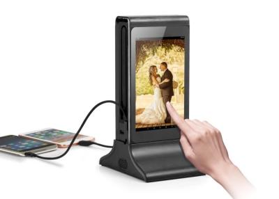 China Zwart metaal frame multi-screen digitaal signage Draagbaar Nieuw Desktop Kleine reclame-speler met laadstation Te koop
