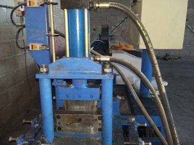 China O rolo do obturador da porta da garagem que forma o quadrado hidráulico da soldadura do corte da máquina conduz o quadro à venda