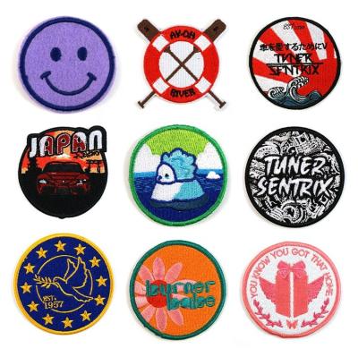 中国 衣類のためのパッチのMerrowのボーダーの個人化された刺繍されたロゴの鉄 販売のため