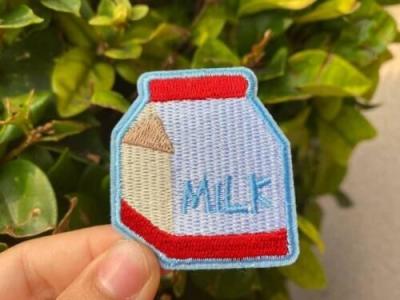China Kenteken van het melk naait het Douane Geborduurde Flard Op/Ijzer op Blauwe Merrow-Grens Te koop