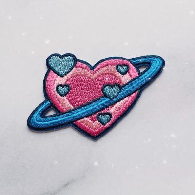 Cina Personalizzato cuore pianeta carino spazio ricamato ferro su patch twill tessuto sfondo in vendita