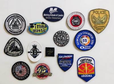 Cina Imballaggio individuale Badge ricamati su misura Filato di poliestere in vendita