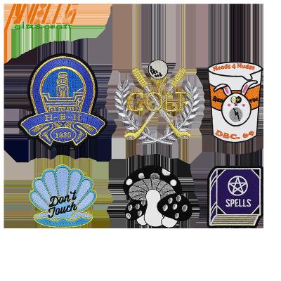Cina Logo personalizzato tessuto ricamato cappello tessuto patch custom gancio e cerchio ferro su penna letteratura ricamo patch in vendita