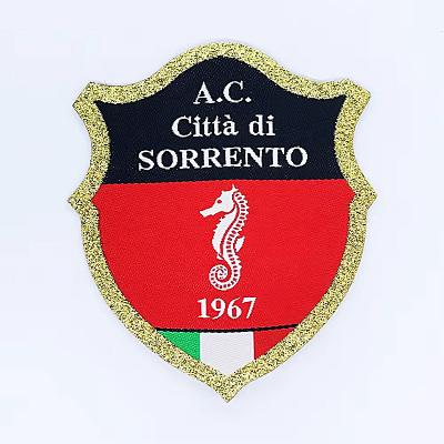 Cina Badge OEM tessuti ferro su cucito su logo patch di abbigliamento con forme e disegni personalizzati in vendita