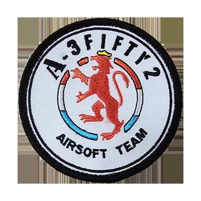 China Caixa de Envio de Patch de Bordado de Ferro Personalizado com Logotipo com Amarração Adequada à venda