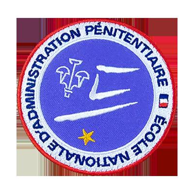 Cina Patch di logo in tessuto ricamato con attacco di gancio per cappelli e abbigliamento personalizzati in vendita