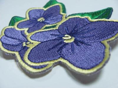 Cina Modello di fiore uniforme della toppa del ricamo di colore del fondo 10C del poliestere in vendita