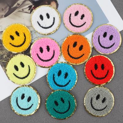 中国 微笑の表面パッチの装飾的な付着力の刺繍のかわいいシュニールの鉄 販売のため