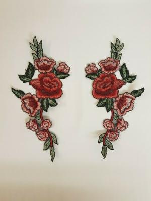 中国 ピンク/緑の花の刺繍のアップリケ パッチはあや織り材料の鉄を縫う 販売のため