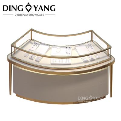 Cina Fashion Curve Jewellery Display presenta una bella struttura ferma con vetro temperato altamente trasparente in vendita