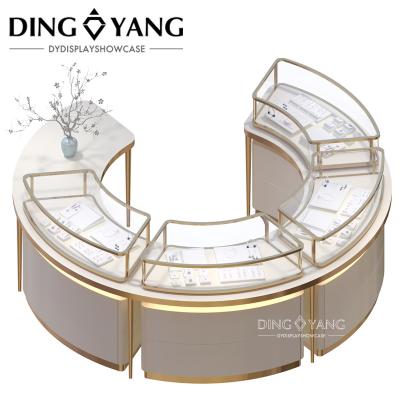 Cina Fashion Curve Jewellery Display presenta una bella struttura ferma con vetro temperato altamente trasparente in vendita