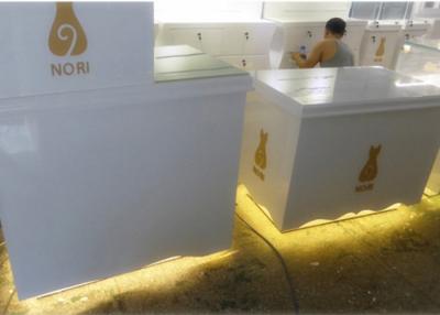 China Einzelhandelsgeschäft Museum Display Cases Hochglanz weiß Farbe 12V Ausgangsleistung zu verkaufen