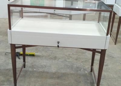 Cina Free 3D Design Glass Store Display Case Latte Bianco Colore Nascosto Illuminazione a strisce LED in vendita