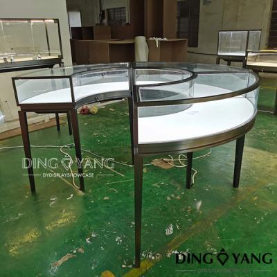 China Custom Rose Gold Curved Jewellery Display Counter Vitrine à venda
