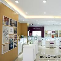 China Jewelry Store Lockable Showroom Display Cases for sale
